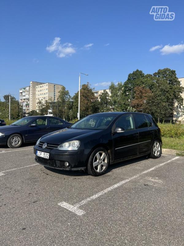 Черный Фольксваген Гольф 2007 в Вильнюс, объемом двигателя 1.90 л и пробегом 300 тыс. км за 1200 €, фото 1 на AUTOMOTO.COM.LV