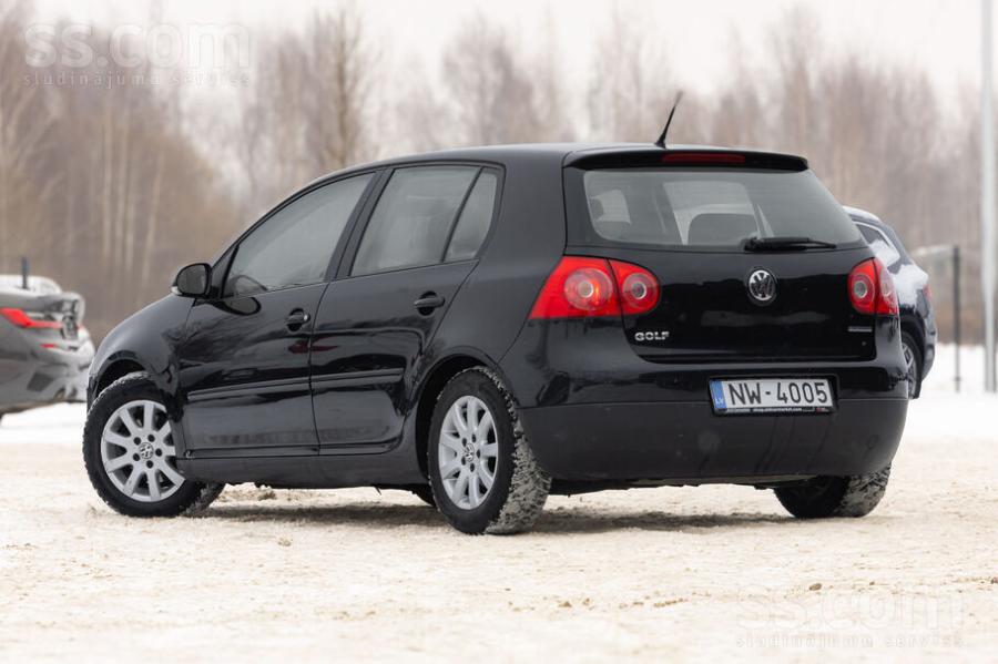 Black Volkswagen Golf 2008 in Jelgava, with an engine capacity of 1.90 L and mileage of 350 thousand km for 2450 €, photo 6 on AUTOMOTO.COM.LV