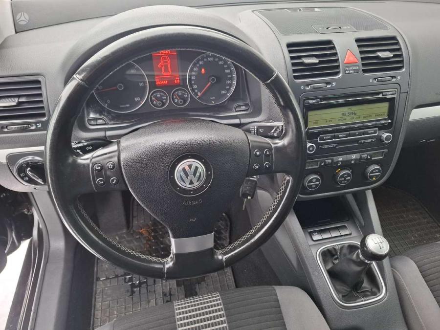 Melns Volkswagen Golf 2008 Utena, ar dzinēja tilpumu 1.90 L un nobraukumu 280 tūkst. km par 2650 €, foto 14 vietnē AUTOMOTO.COM.LV