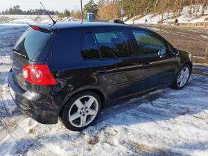 Black Volkswagen Golf 2008 in Kaunas, with an engine capacity of 1.90 L and mileage of 300 thousand km for 2400 €, photo 4 on AUTOMOTO.COM.LV