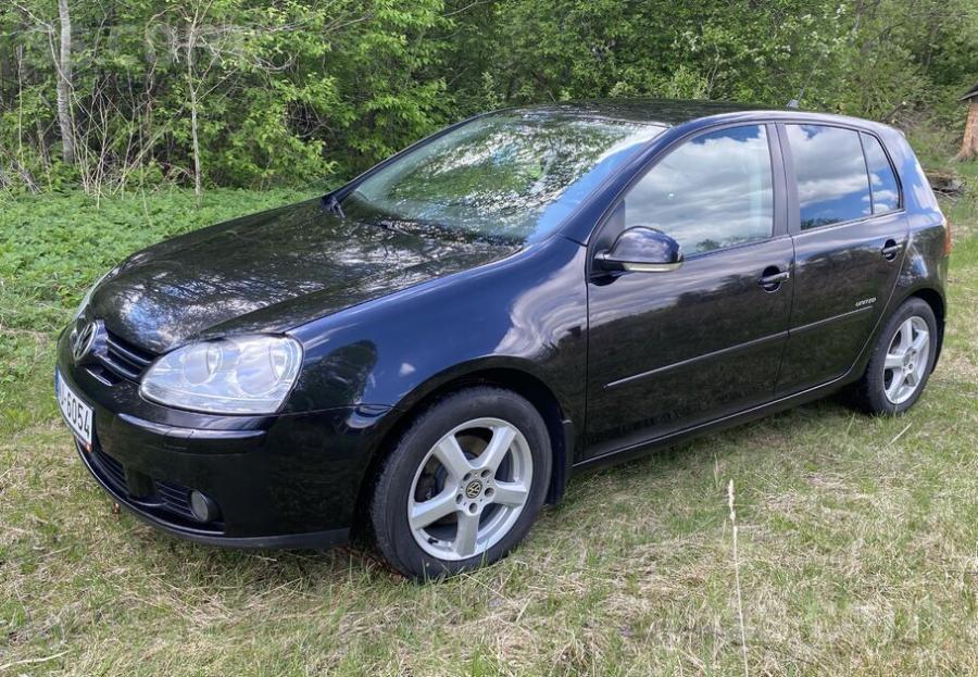 Black Volkswagen Golf 2008 in Valmiera, with an engine capacity of 1.90 L and mileage of 274 thousand km for 3200 €, photo 1 on AUTOMOTO.COM.LV