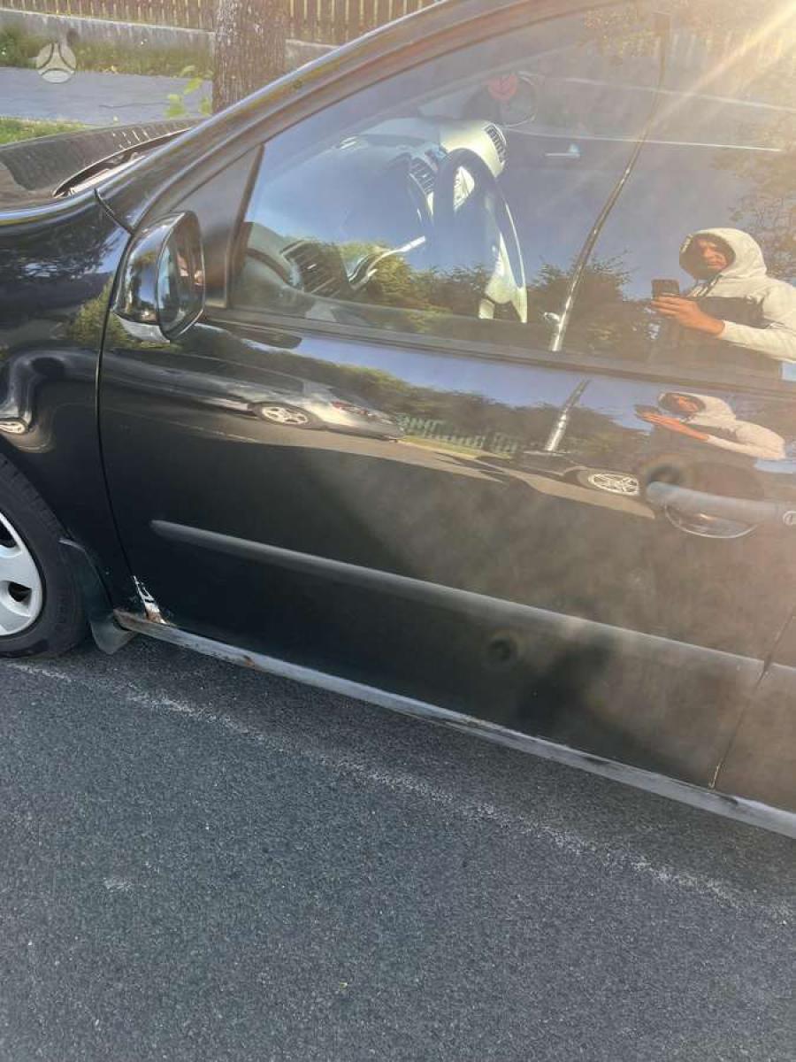 Melns Volkswagen Golf 2008 Panevēža, ar dzinēja tilpumu 1.90 L un nobraukumu 3 tūkst. km par 1050 €, foto 3 vietnē AUTOMOTO.COM.LV