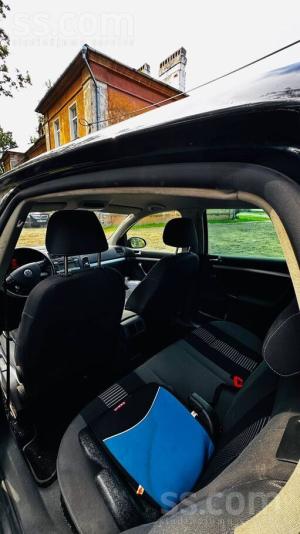Melns Volkswagen Golf 2008 Rīga, ar dzinēja tilpumu 1.90 L un nobraukumu 360 tūkst. km par 500 €, foto 5 vietnē AUTOMOTO.COM.LV