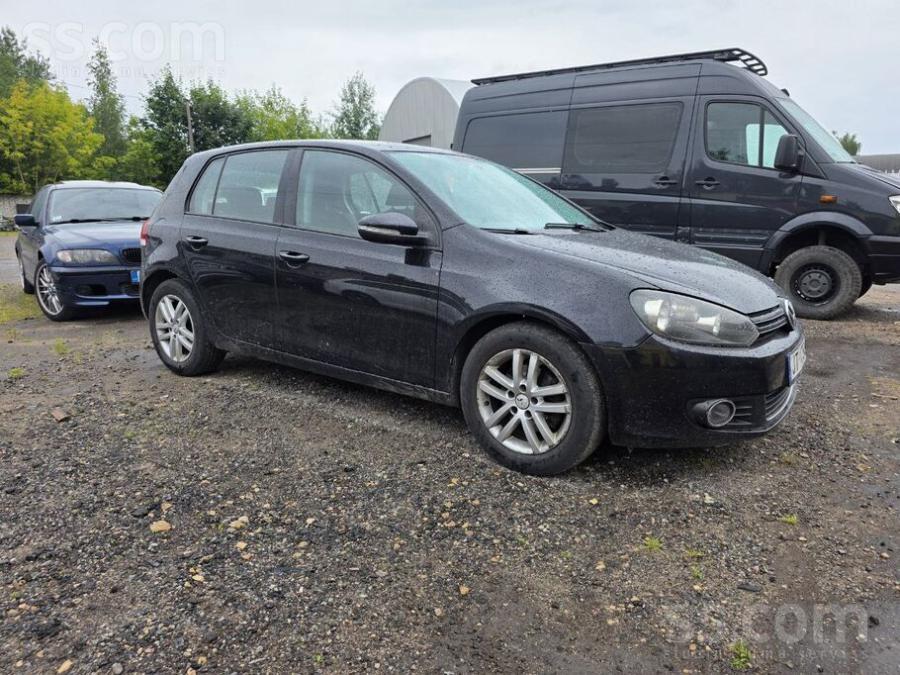 Black Volkswagen Golf 2009 in Riga, with an engine capacity of 1.40 L and mileage of 373 thousand km for 1600 €, photo 4 on AUTOMOTO.COM.LV