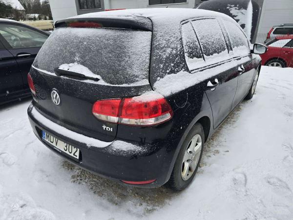 Melns Volkswagen Golf 2009 Viļņa, ar dzinēja tilpumu 1.60 L un nobraukumu 221 tūkst. km par 1600 €, foto 3 vietnē AUTOMOTO.COM.LV