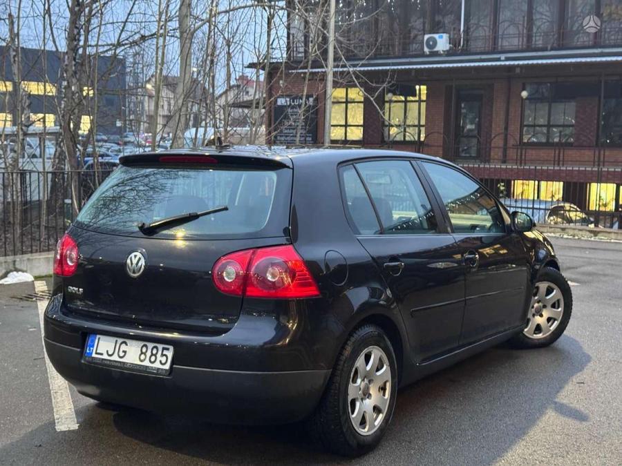 Melns Volkswagen Golf 2009 Kauņa, ar dzinēja tilpumu 1.90 L un nobraukumu 212 tūkst. km par 1000 €, foto 3 vietnē AUTOMOTO.COM.LV