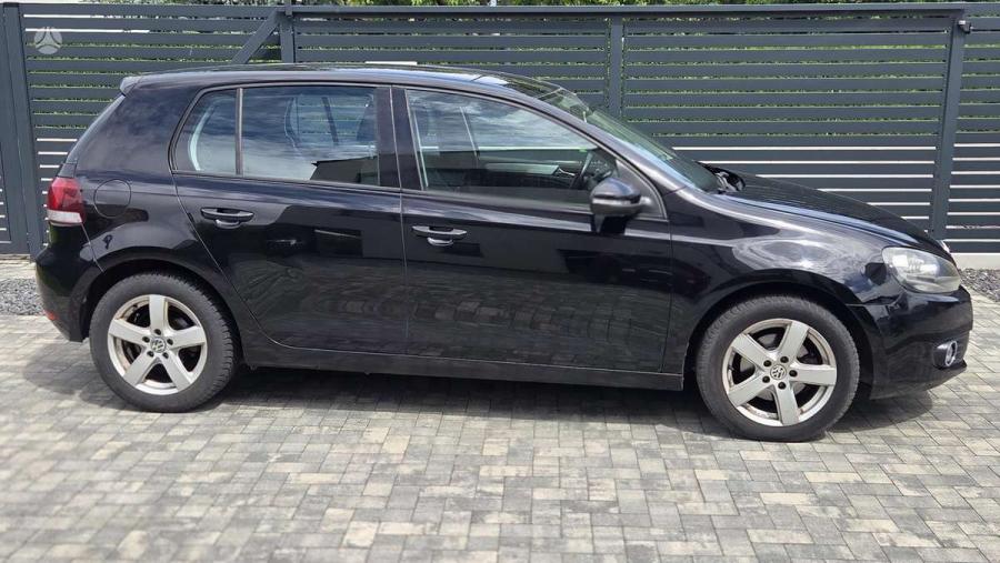 Black Volkswagen Golf 2009 in Kaunas, with an engine capacity of 1.60 L and mileage of 190 thousand km for 4699 €, photo 3 on AUTOMOTO.COM.LV