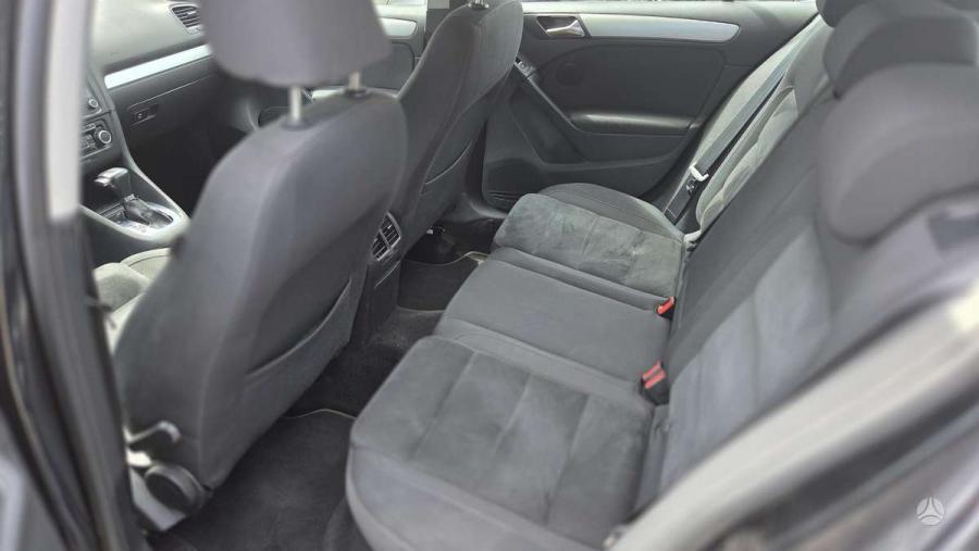 Black Volkswagen Golf 2009 in Kaunas, with an engine capacity of 1.60 L and mileage of 190 thousand km for 4699 €, photo 12 on AUTOMOTO.COM.LV