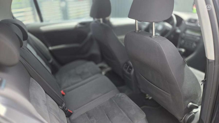 Black Volkswagen Golf 2009 in Kaunas, with an engine capacity of 1.60 L and mileage of 190 thousand km for 4699 €, photo 14 on AUTOMOTO.COM.LV