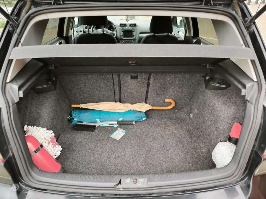 Black Volkswagen Golf 2009 in Kaunas, with an engine capacity of 1.39 L and mileage of 187 thousand km for 4600 €, photo 12 on AUTOMOTO.COM.LV