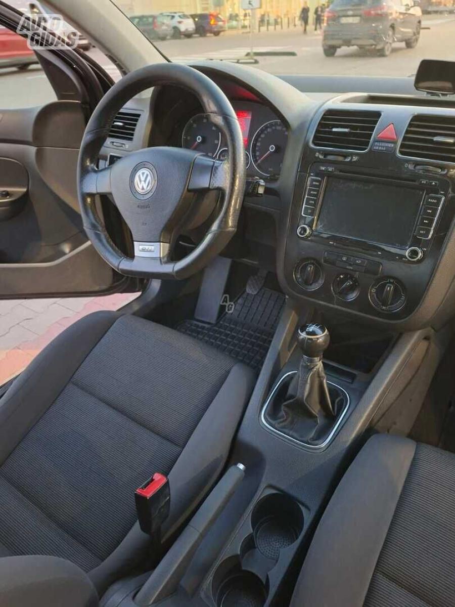 Melns Volkswagen Golf 2009 Viļņa, ar dzinēja tilpumu 1.90 L un nobraukumu 299 tūkst. km par 1500 €, foto 14 vietnē AUTOMOTO.COM.LV
