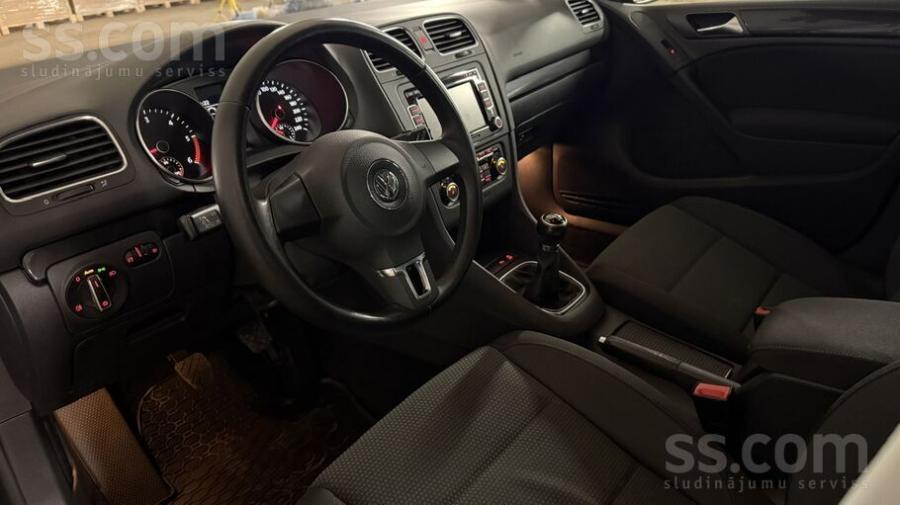 Black Volkswagen Golf 2009 in Riga, with an engine capacity of 1.60 L and mileage of 205 thousand km for 5400 €, photo 5 on AUTOMOTO.COM.LV