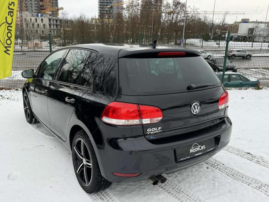 Black Volkswagen Golf 2010 in Vilnius, with an engine capacity of 1.39 L and mileage of 198 thousand km for 5000 €, photo 8 on AUTOMOTO.COM.LV