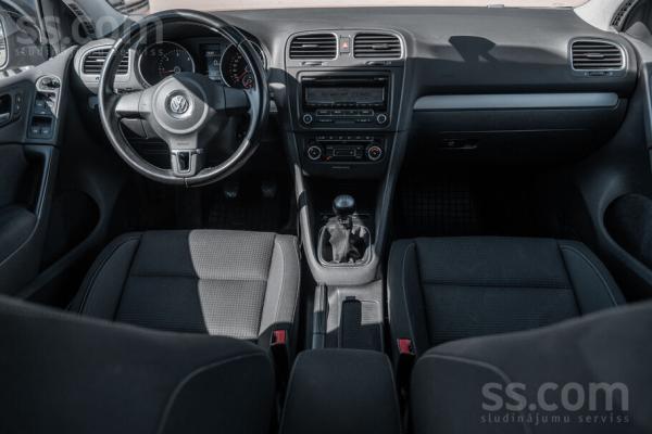 Black Volkswagen Golf 2010 in Riga, with an engine capacity of 1.60 L and mileage of 334 thousand km for 3200 €, photo 5 on AUTOMOTO.COM.LV