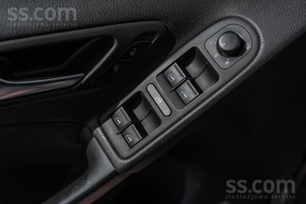 Black Volkswagen Golf 2010 in Riga, with an engine capacity of 1.60 L and mileage of 334 thousand km for 3200 €, photo 9 on AUTOMOTO.COM.LV