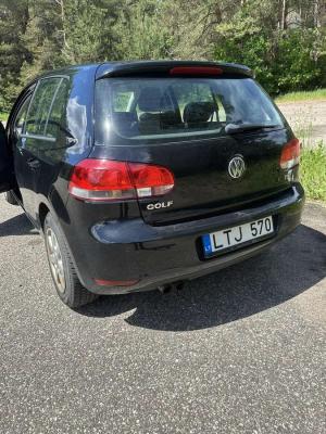 Melns Volkswagen Golf 2010 Viļņa, ar dzinēja tilpumu 1.39 L un nobraukumu 240 tūkst. km par 1200 €, foto 5 vietnē AUTOMOTO.COM.LV