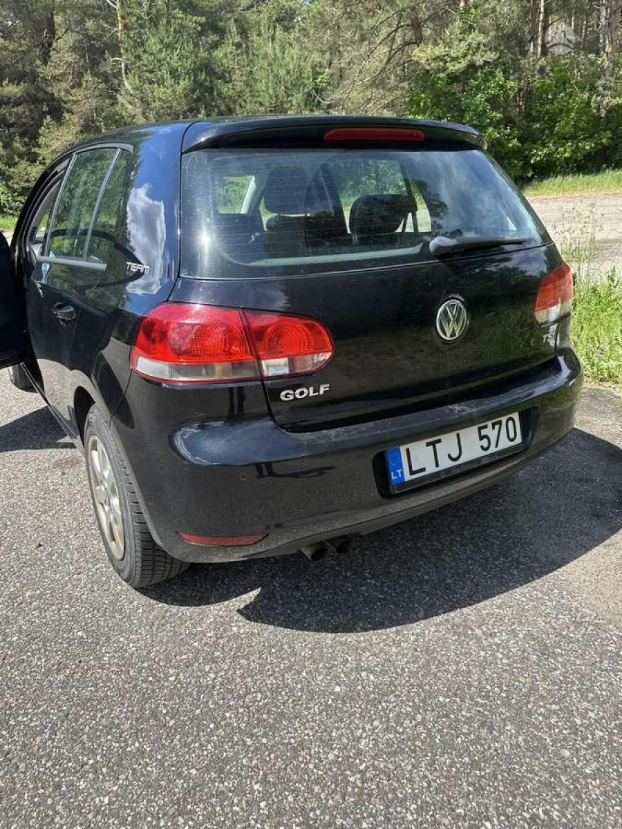 Melns Volkswagen Golf 2010 Viļņa, ar dzinēja tilpumu 1.39 L un nobraukumu 240 tūkst. km par 1200 €, foto 5 vietnē AUTOMOTO.COM.LV