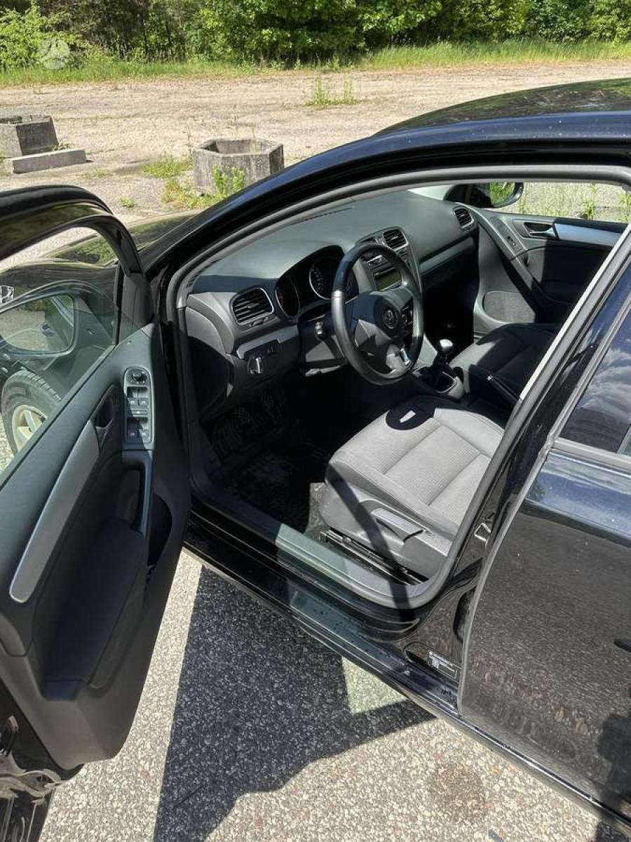 Melns Volkswagen Golf 2010 Viļņa, ar dzinēja tilpumu 1.39 L un nobraukumu 240 tūkst. km par 1200 €, foto 13 vietnē AUTOMOTO.COM.LV