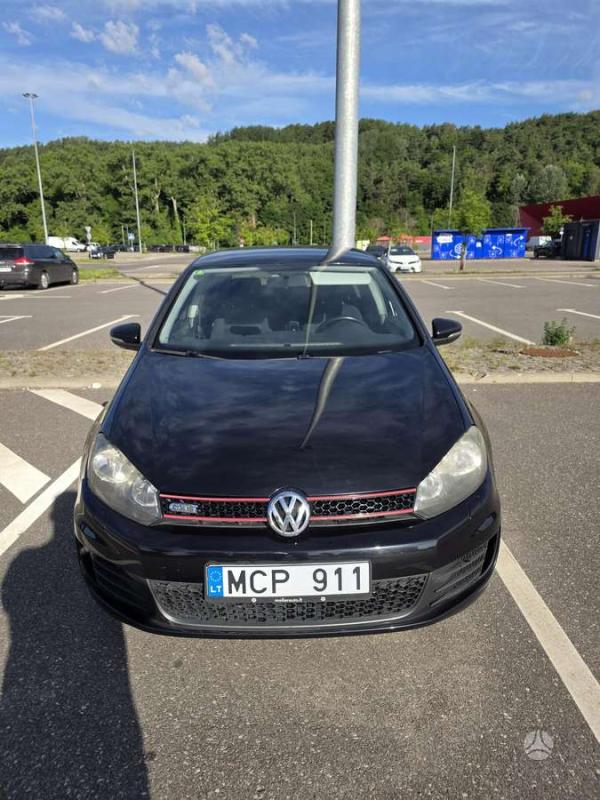 Melns Volkswagen Golf 2010 Viļņa, ar dzinēja tilpumu 1.97 L un nobraukumu 282 tūkst. km par 4200 €, foto 1 vietnē AUTOMOTO.COM.LV