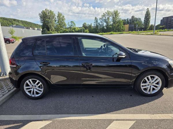 Melns Volkswagen Golf 2010 Viļņa, ar dzinēja tilpumu 1.97 L un nobraukumu 282 tūkst. km par 4200 €, foto 6 vietnē AUTOMOTO.COM.LV