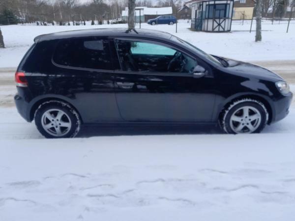 Black Volkswagen Golf 2010 in Riga, with an engine capacity of 1.20 L and mileage of 213 thousand km for 3450 €, photo 4 on AUTOMOTO.COM.LV