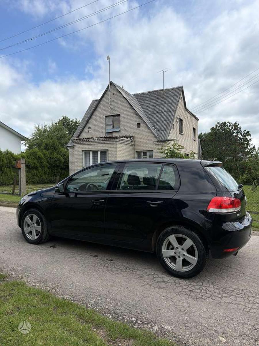 Melns Volkswagen Golf 2010 Kauņa, ar dzinēja tilpumu 1.20 L un nobraukumu 155 tūkst. km par 3750 €, foto 5 vietnē AUTOMOTO.COM.LV