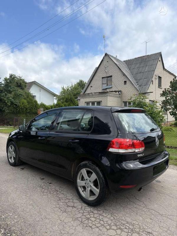 Melns Volkswagen Golf 2010 Kauņa, ar dzinēja tilpumu 1.20 L un nobraukumu 155 tūkst. km par 3750 €, foto 5 vietnē AUTOMOTO.COM.LV