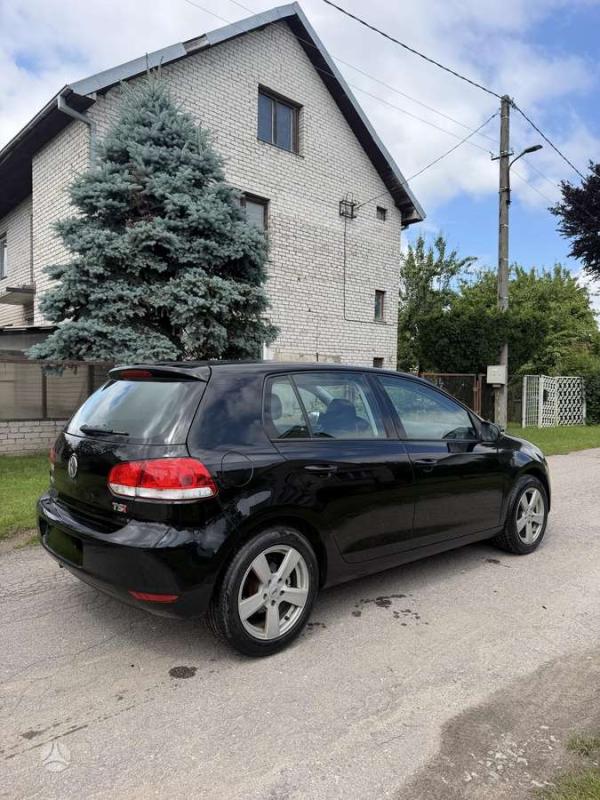 Melns Volkswagen Golf 2010 Kauņa, ar dzinēja tilpumu 1.20 L un nobraukumu 155 tūkst. km par 3750 €, foto 7 vietnē AUTOMOTO.COM.LV