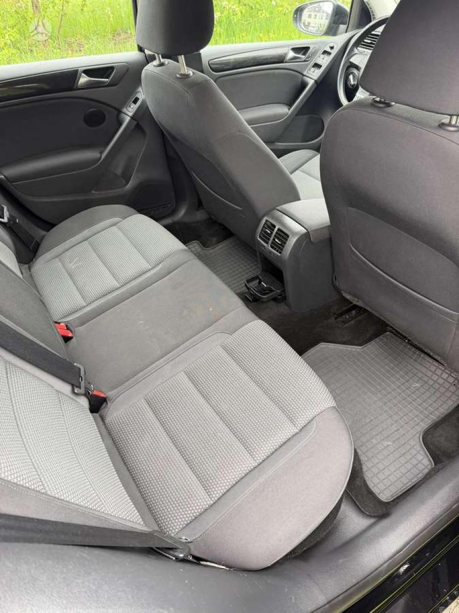 Melns Volkswagen Golf 2010 Kauņa, ar dzinēja tilpumu 1.20 L un nobraukumu 155 tūkst. km par 3750 €, foto 15 vietnē AUTOMOTO.COM.LV
