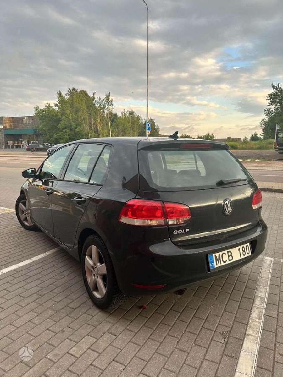 Black Volkswagen Golf 2010 in Vilnius, with an engine capacity of 1.60 L and mileage of 341 thousand km for 2500 €, photo 4 on AUTOMOTO.COM.LV
