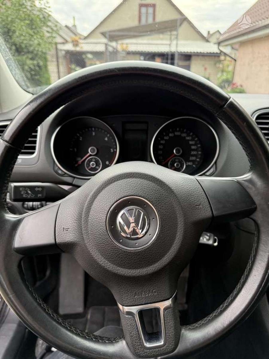 Black Volkswagen Golf 2010 in Vilnius, with an engine capacity of 1.60 L and mileage of 341 thousand km for 2500 €, photo 14 on AUTOMOTO.COM.LV