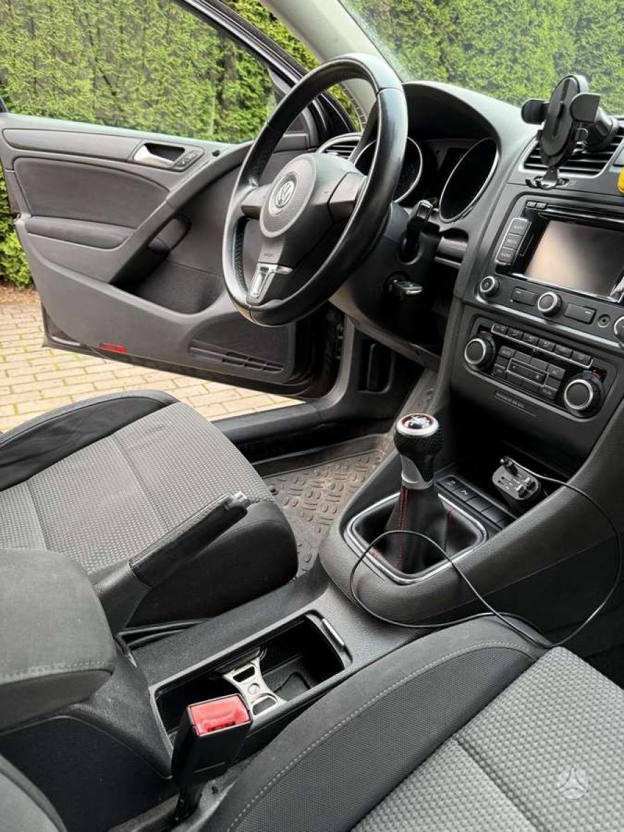 Black Volkswagen Golf 2010 in Vilnius, with an engine capacity of 1.60 L and mileage of 341 thousand km for 2500 €, photo 20 on AUTOMOTO.COM.LV