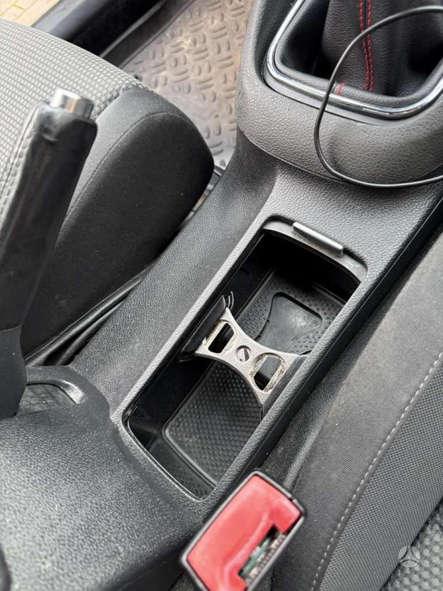Black Volkswagen Golf 2010 in Vilnius, with an engine capacity of 1.60 L and mileage of 341 thousand km for 2500 €, photo 23 on AUTOMOTO.COM.LV