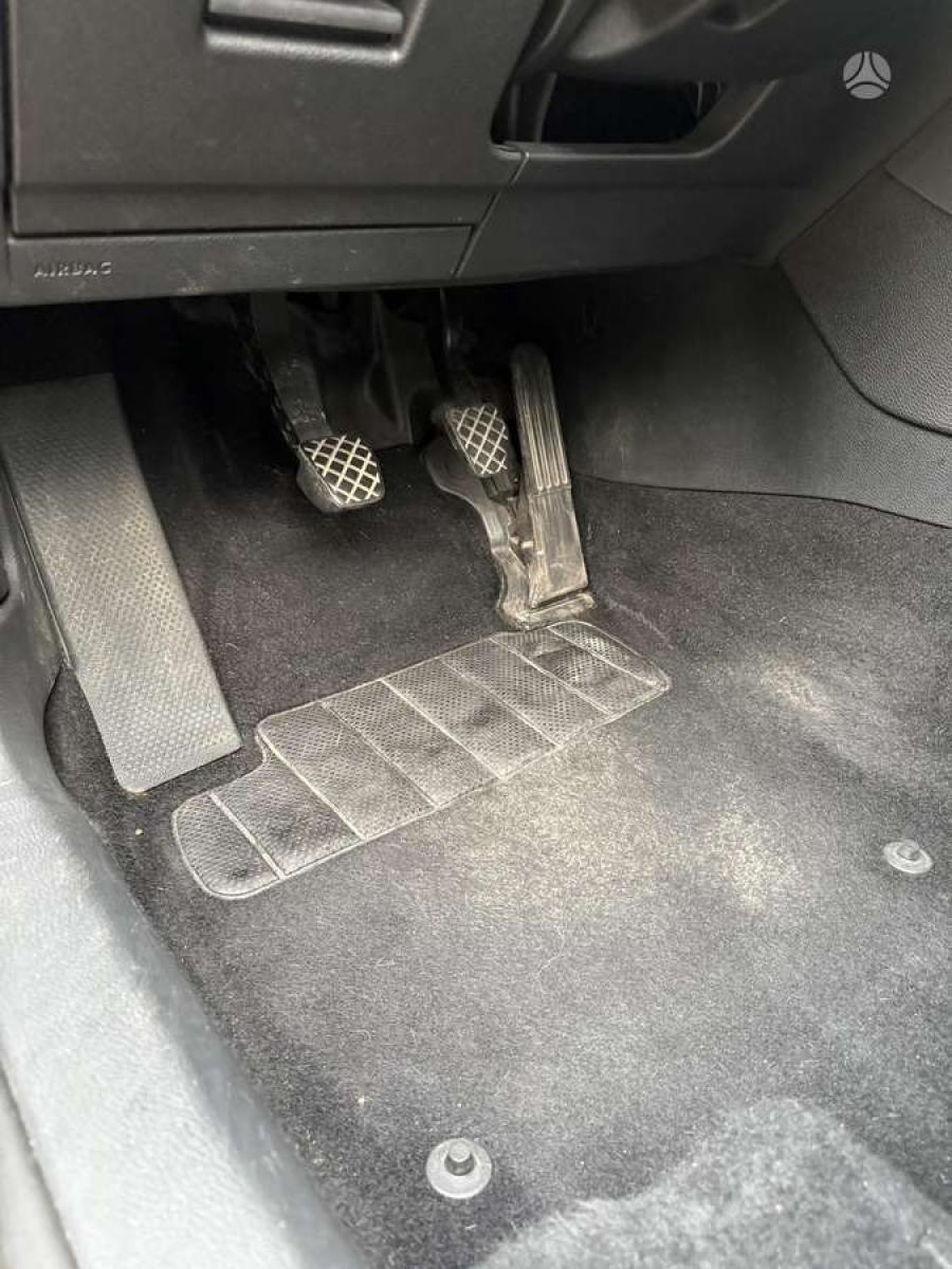 Black Volkswagen Golf 2010 in Vilnius, with an engine capacity of 1.60 L and mileage of 341 thousand km for 2500 €, photo 30 on AUTOMOTO.COM.LV