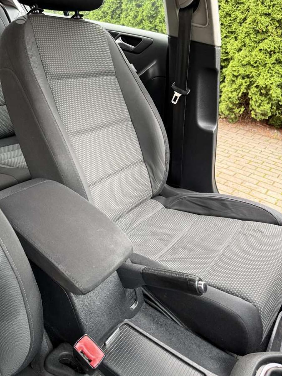 Black Volkswagen Golf 2010 in Vilnius, with an engine capacity of 1.60 L and mileage of 341 thousand km for 2500 €, photo 32 on AUTOMOTO.COM.LV