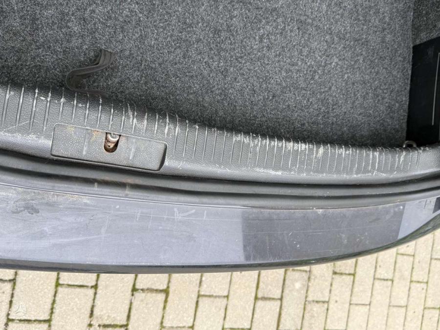 Black Volkswagen Golf 2010 in Vilnius, with an engine capacity of 1.60 L and mileage of 341 thousand km for 2500 €, photo 34 on AUTOMOTO.COM.LV