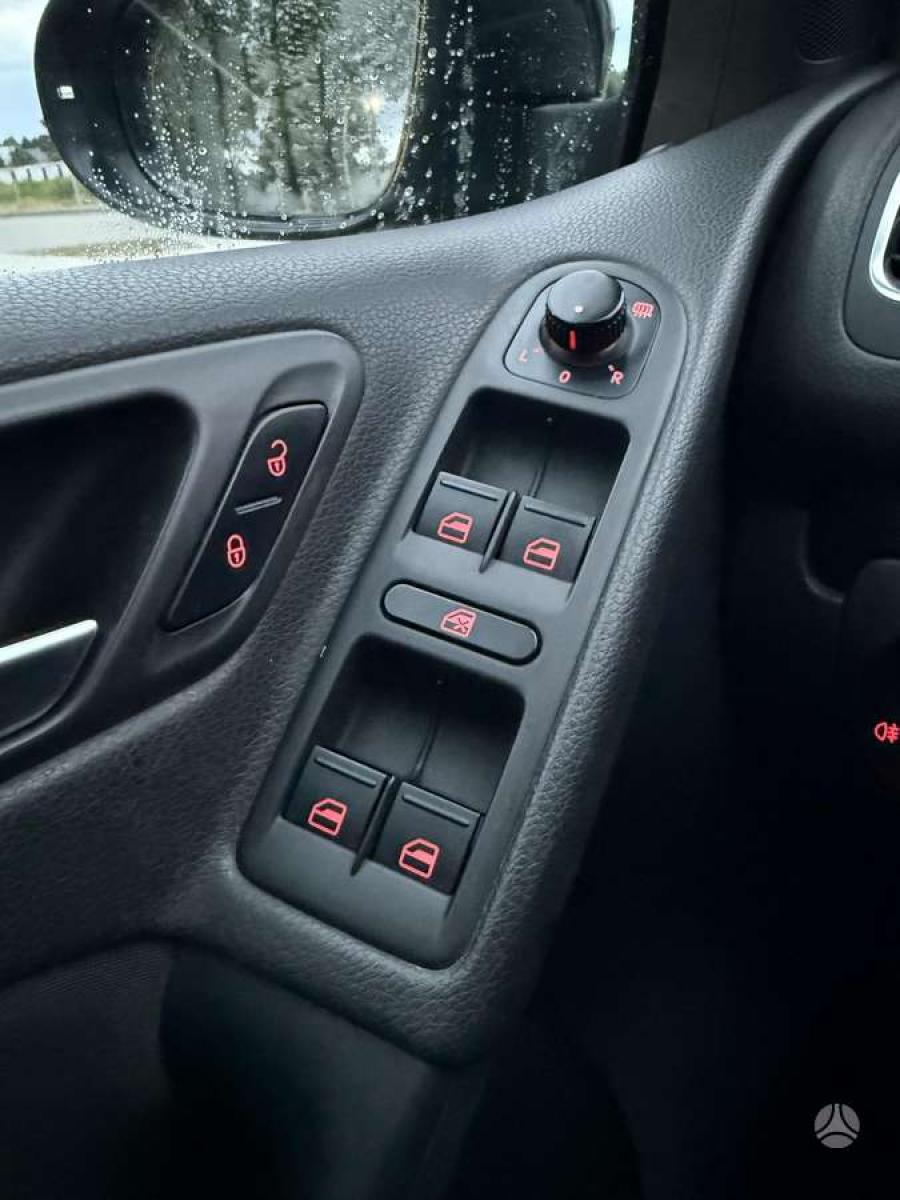 Black Volkswagen Golf 2010 in Vilnius, with an engine capacity of 1.60 L and mileage of 341 thousand km for 2500 €, photo 47 on AUTOMOTO.COM.LV