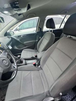 Black Volkswagen Golf 2010 in Vilnius, with an engine capacity of 1.60 L and mileage of 341 thousand km for 2500 €, photo 49 on AUTOMOTO.COM.LV