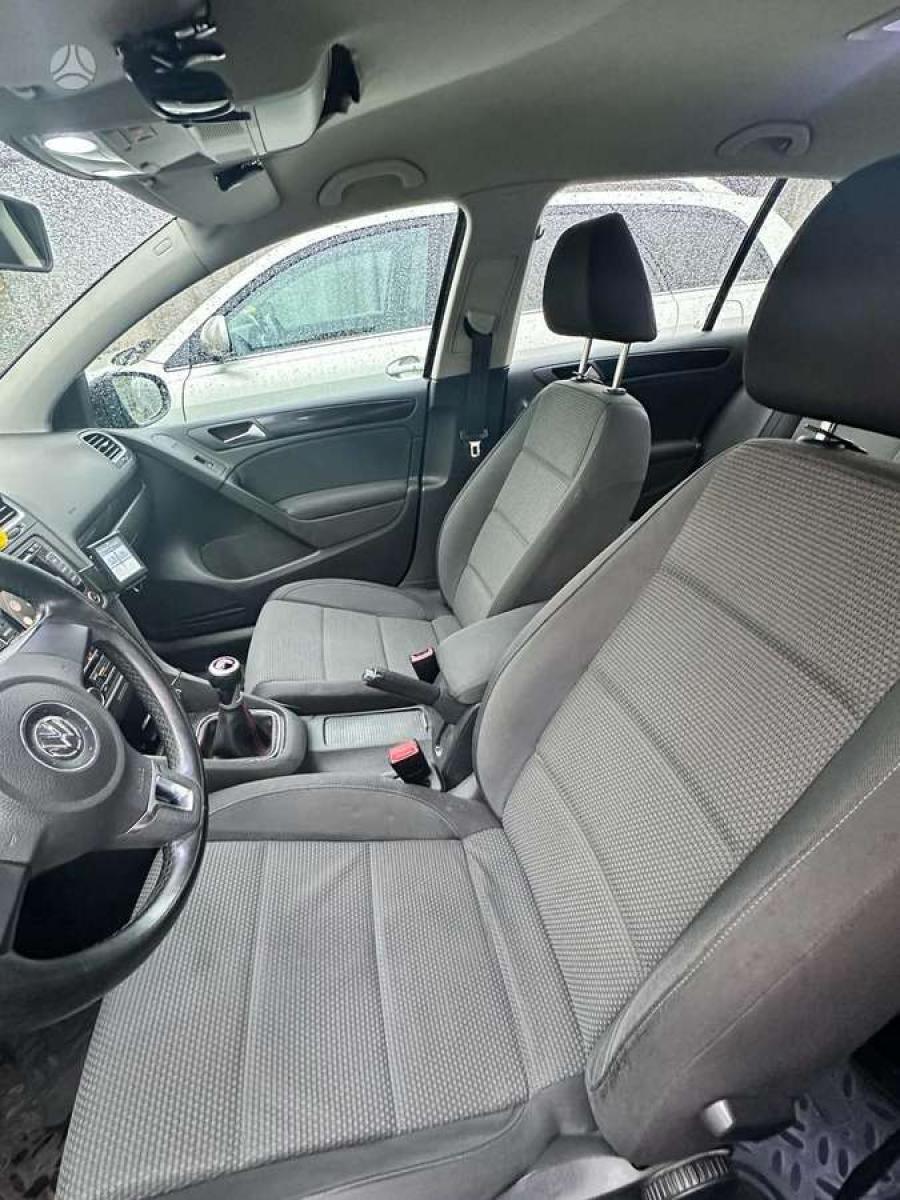 Black Volkswagen Golf 2010 in Vilnius, with an engine capacity of 1.60 L and mileage of 341 thousand km for 2500 €, photo 49 on AUTOMOTO.COM.LV