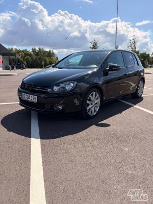 Melns Volkswagen Golf 2010 Kauņa, ar dzinēja tilpumu 1.40 L un nobraukumu 254 tūkst. km par 5700 €, foto  vietnē AUTOMOTO.COM.LV