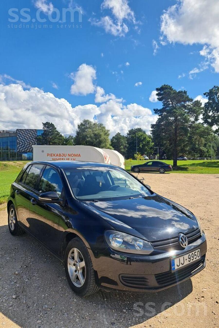 Black Volkswagen Golf 2010 in Riga, with an engine capacity of 1.60 L and mileage of 299 thousand km for 2500 €, photo 1 on AUTOMOTO.COM.LV