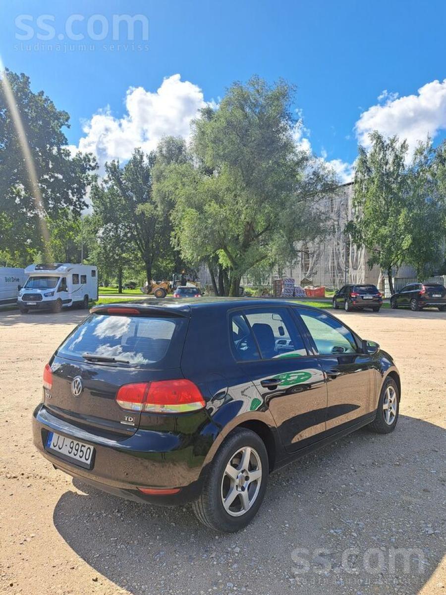 Black Volkswagen Golf 2010 in Riga, with an engine capacity of 1.60 L and mileage of 299 thousand km for 2500 €, photo 4 on AUTOMOTO.COM.LV