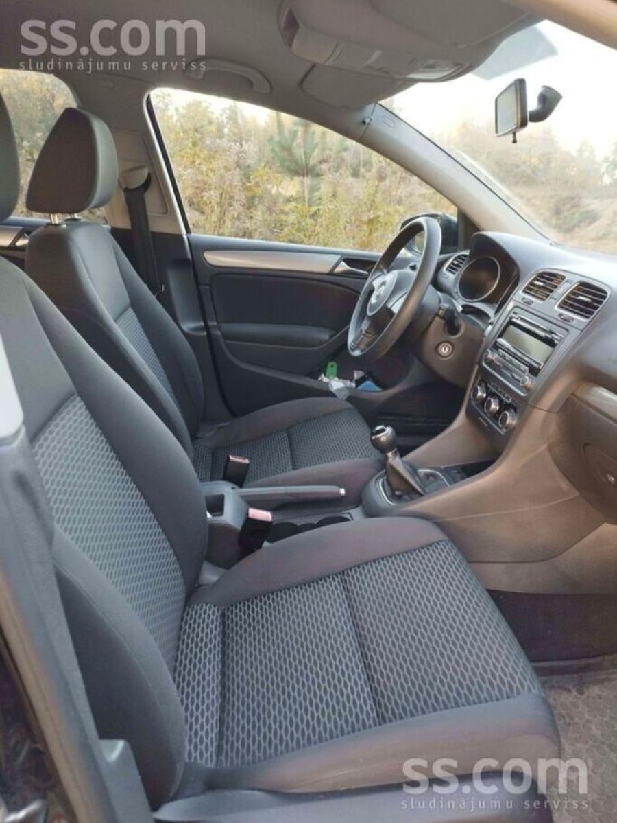 Black Volkswagen Golf 2010 in Riga, with an engine capacity of 1.60 L and mileage of 299 thousand km for 2500 €, photo 6 on AUTOMOTO.COM.LV