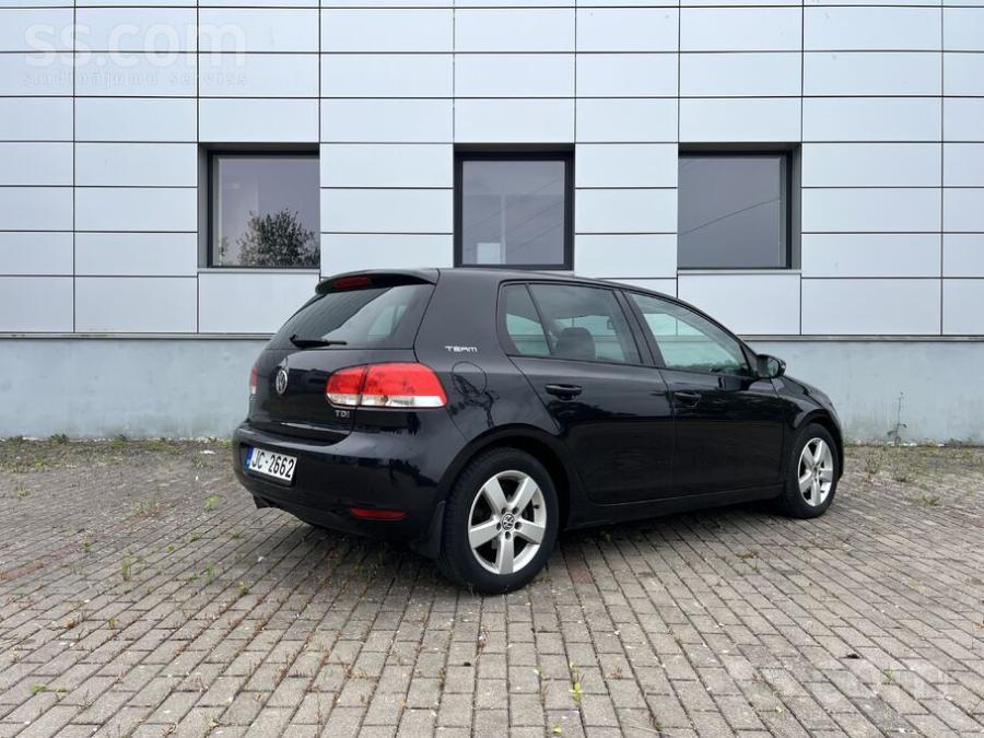 Melns Volkswagen Golf 2010 Tukums, ar dzinēja tilpumu 1.60 L un nobraukumu 288 tūkst. km par 2600 €, foto 4 vietnē AUTOMOTO.COM.LV