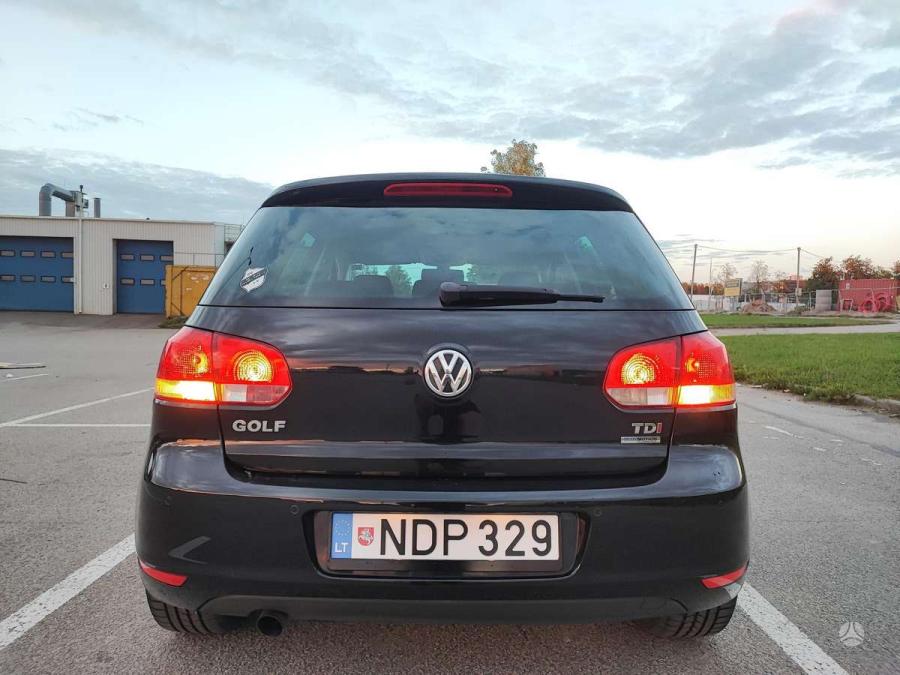 Melns Volkswagen Golf 2010 Šauļi, ar dzinēja tilpumu 1.60 L un nobraukumu 350 tūkst. km par 4000 €, foto 5 vietnē AUTOMOTO.COM.LV