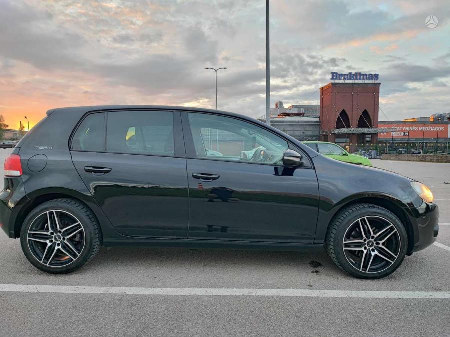 Melns Volkswagen Golf 2010 Šauļi, ar dzinēja tilpumu 1.60 L un nobraukumu 350 tūkst. km par 4000 €, foto 10 vietnē AUTOMOTO.COM.LV