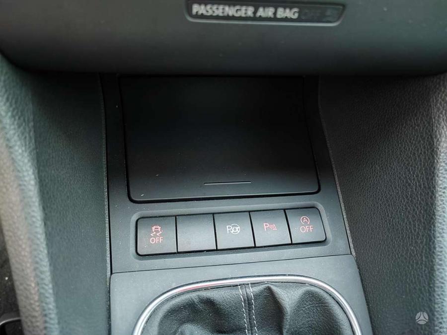 Melns Volkswagen Golf 2010 Šauļi, ar dzinēja tilpumu 1.60 L un nobraukumu 350 tūkst. km par 4000 €, foto 16 vietnē AUTOMOTO.COM.LV