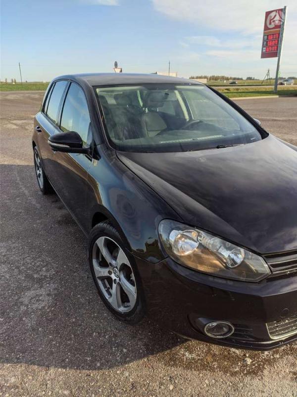Melns Volkswagen Golf 2011 Šakiai, ar dzinēja tilpumu 1.60 L un nobraukumu 201 tūkst. km par 3800 €, foto 1 vietnē AUTOMOTO.COM.LV