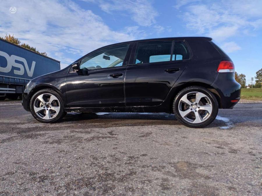 Melns Volkswagen Golf 2011 Šakiai, ar dzinēja tilpumu 1.60 L un nobraukumu 201 tūkst. km par 3800 €, foto 2 vietnē AUTOMOTO.COM.LV