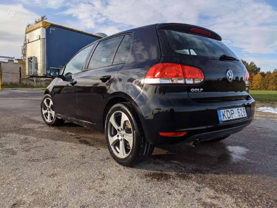 Melns Volkswagen Golf 2011 Šakiai, ar dzinēja tilpumu 1.60 L un nobraukumu 201 tūkst. km par 3800 €, foto 3 vietnē AUTOMOTO.COM.LV